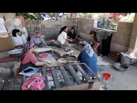 4 baci ve kaynana ekmek ve börek pişiriyorlar ellerine sağlık iskenderundan selamlar