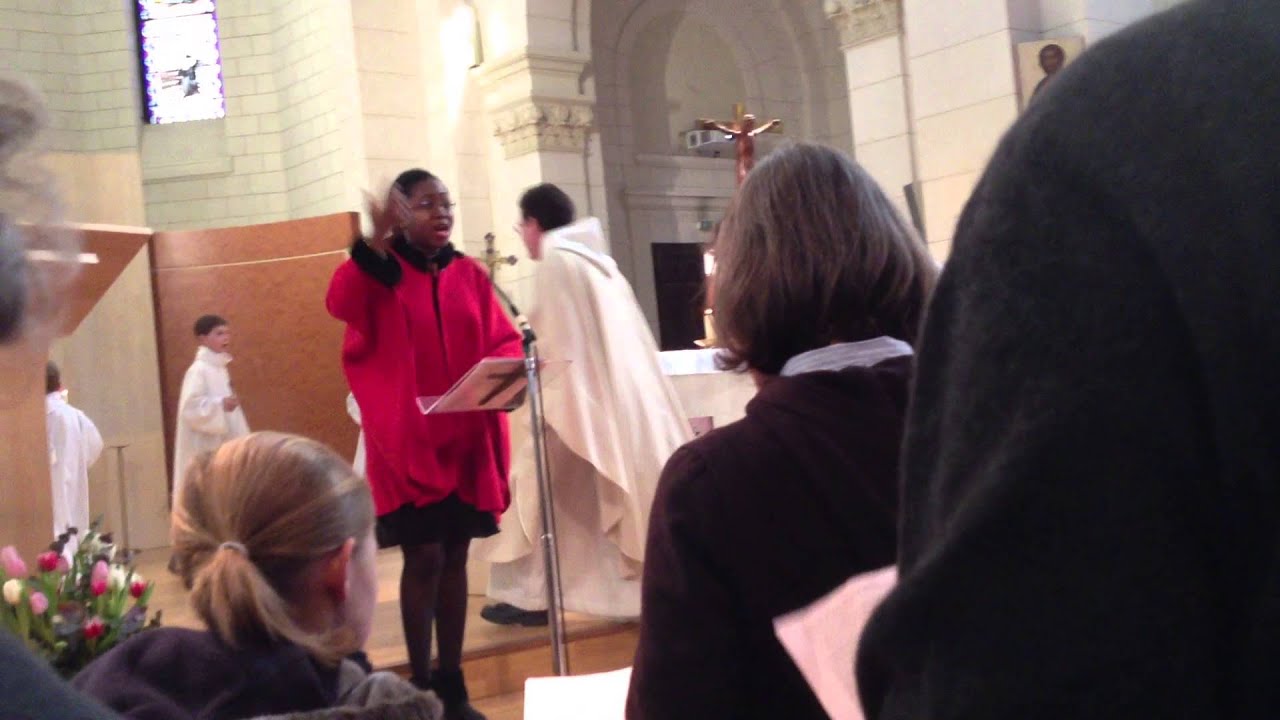 Interpretation du chant religieux " Peuple fidèle" pendant une messe ...