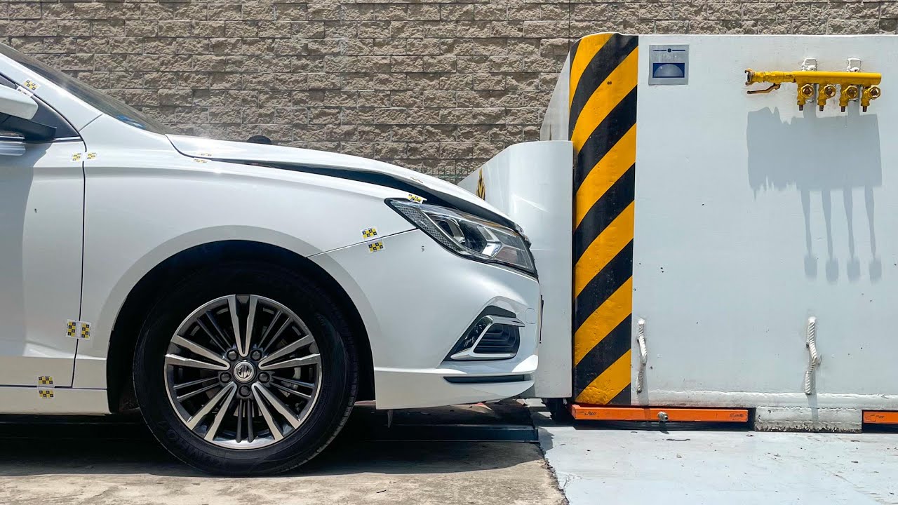 Low Speed Crash Test MG5 - YouTube