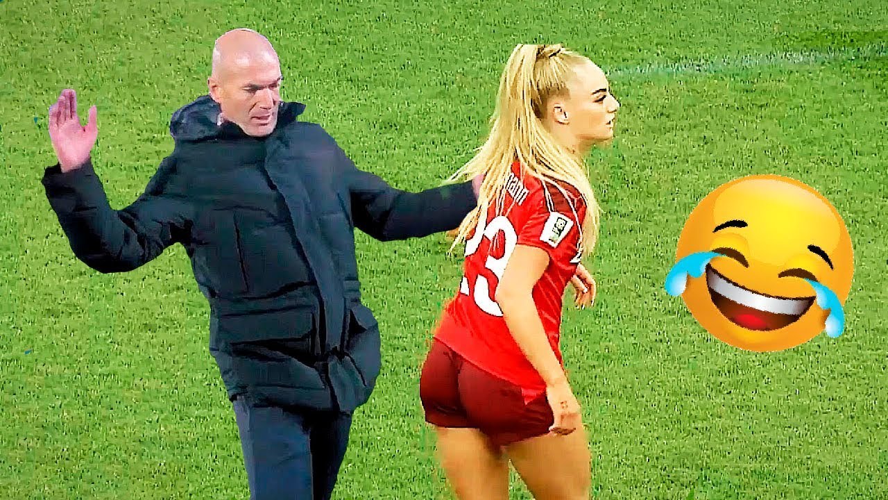 Comedy Moments in Women's Football #ComedyFootball #Women - YouTube