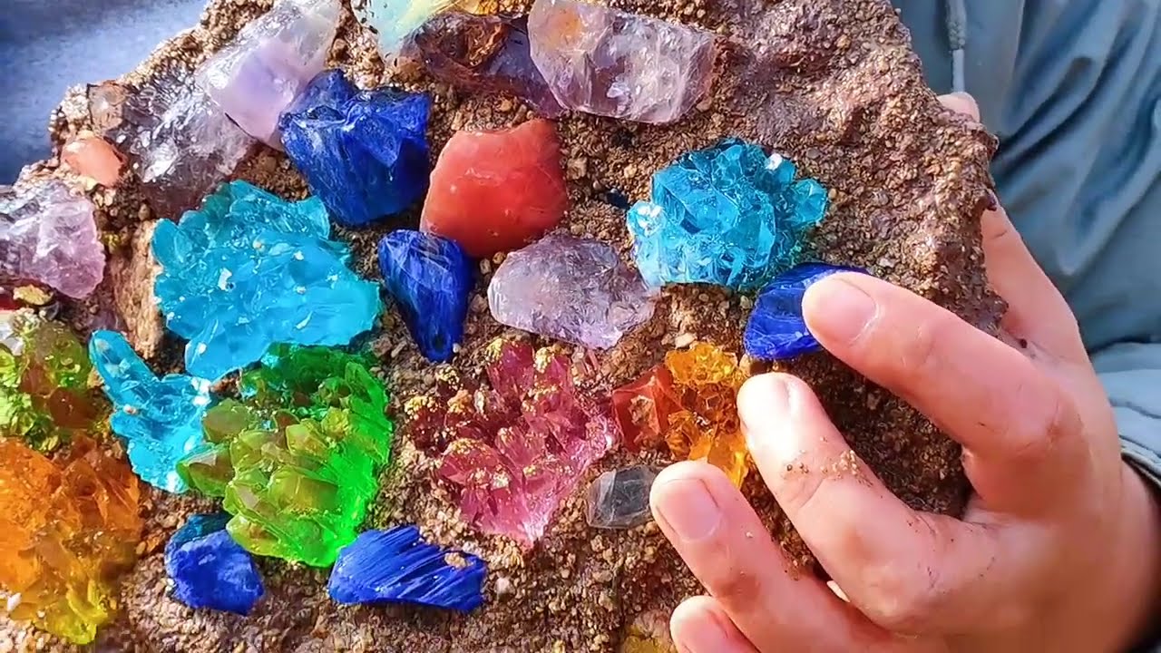 We found a gem heaven, full of colorful crystals. Diamonds, gems宝石，钻石 ...