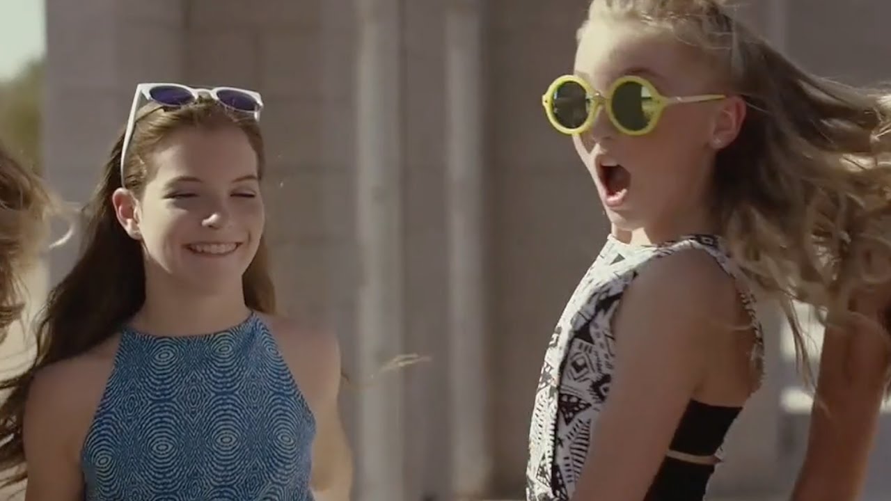 Brynn Rumfallo, Bostyn Brown - Roadtrip Photoshoot - YouTube