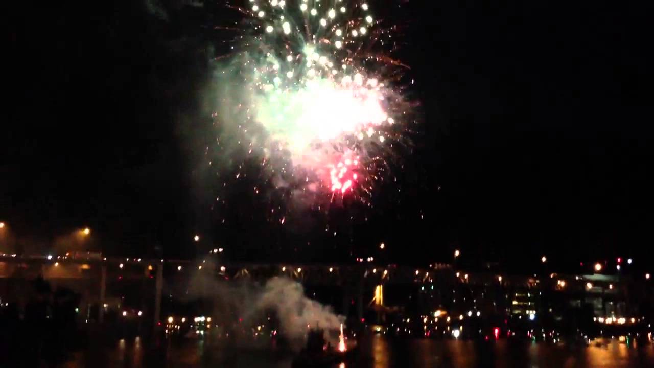 2013 Portland Oregon Fireworks Bridge Water Front 4th July - YouTube