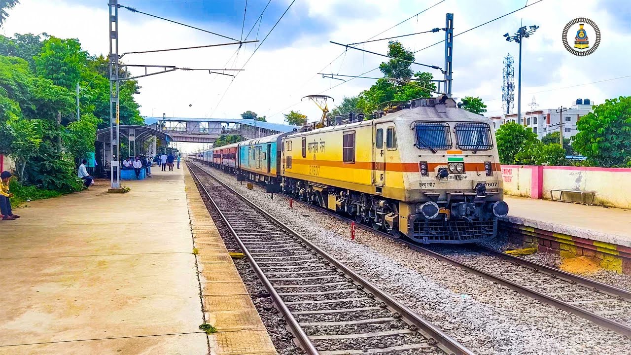SMVT Bengaluru-Howrah Superfast Express Scrolls Through Hoodi in Style ...
