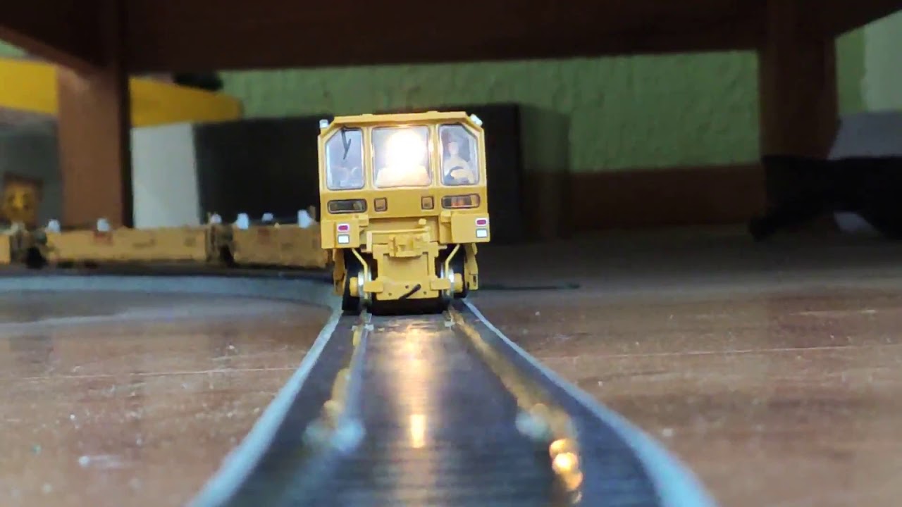 Pequeñito Trackmobile escala HO en el servicio de patio - YouTube
