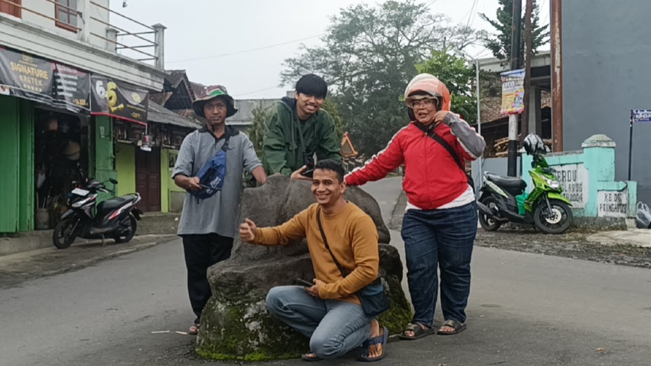 Arca nandi di tengah jalan - YouTube