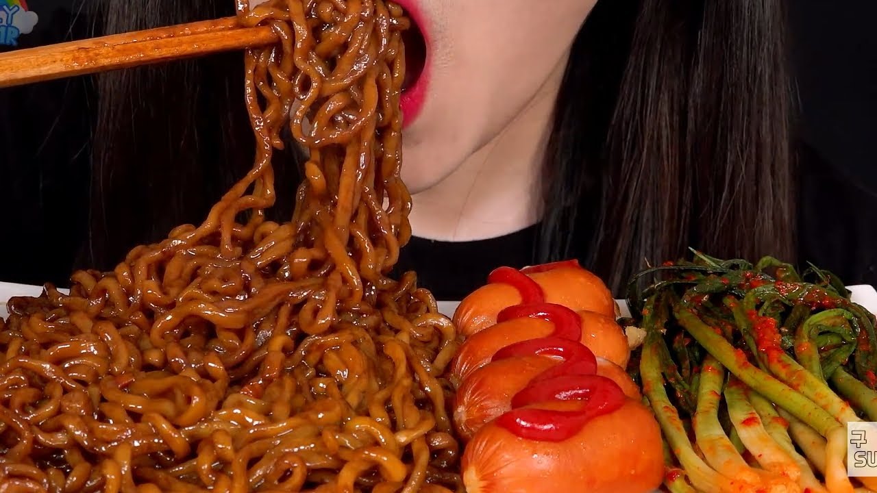 ZOEY ASMR - ASMR Truffle Black Bean Noodles + Sausage + Kimchi “BITES ...