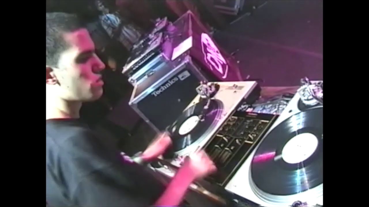 DJ A-TRAK Mini Showcase at the 2000 DMC USA Final. - YouTube