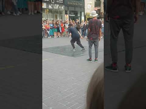 Ukrayna'lı Gençleri  Kiev Caddelerinde Dans Gösterisi