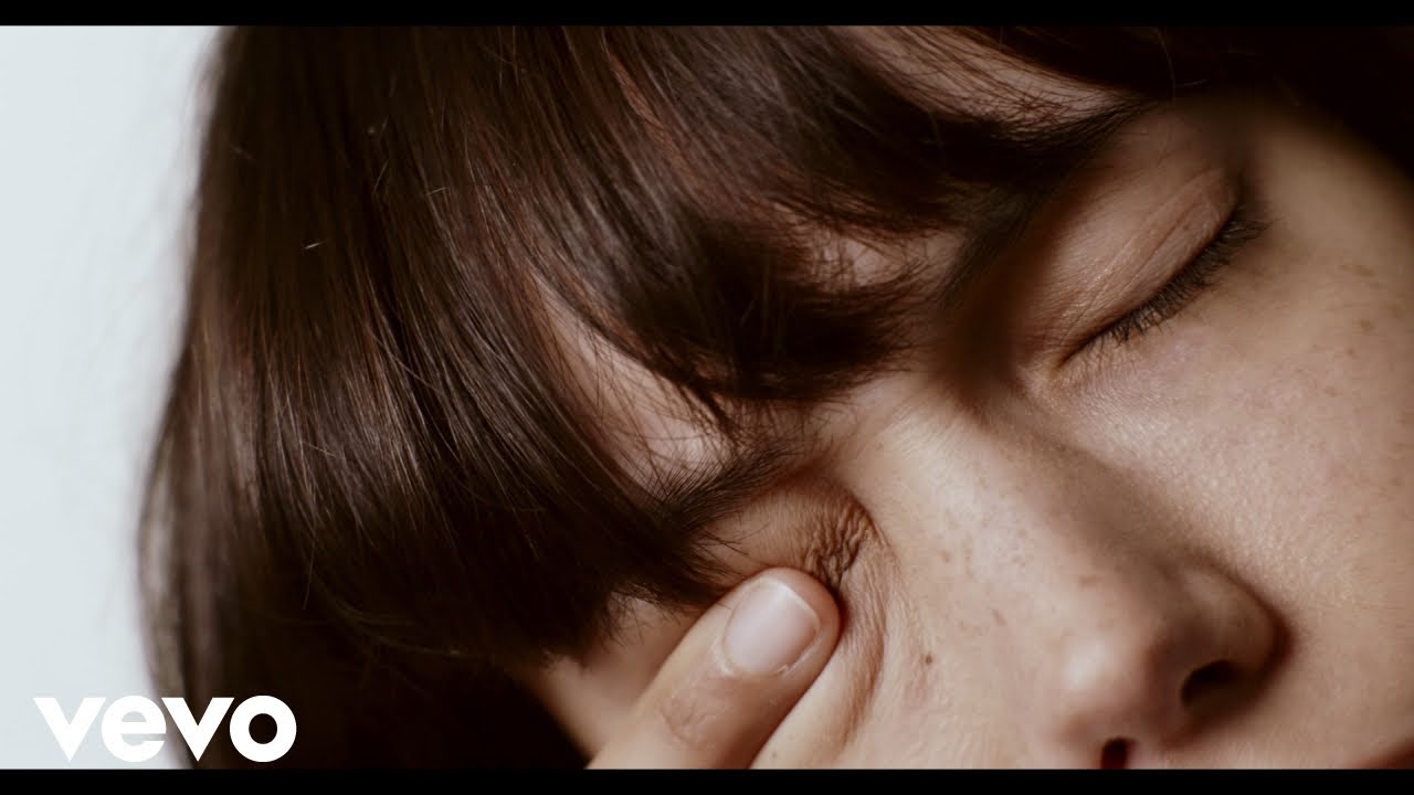 Benjamin Biolay - Les joues roses (Clip officiel) - YouTube