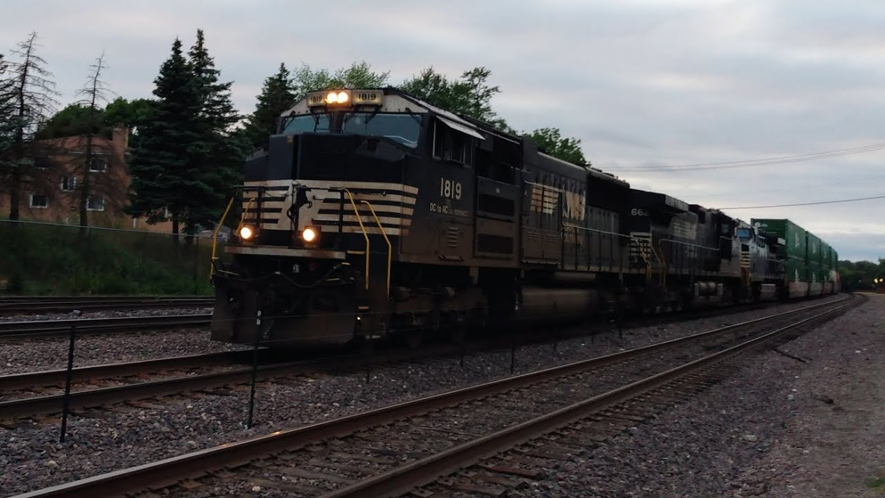 Intermodal with NS power, West Chicago, Illinois - YouTube