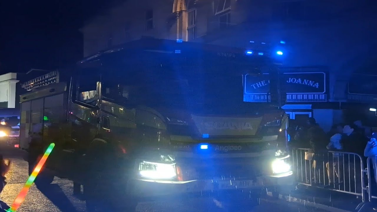 Trowbridge Carnival 2025 Fire Brigade And Minibus - YouTube