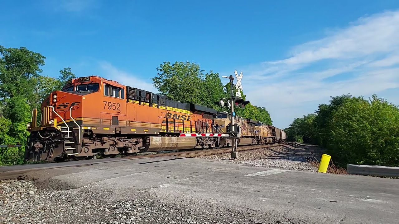 Bnsf 7952 leads ns 54G - YouTube