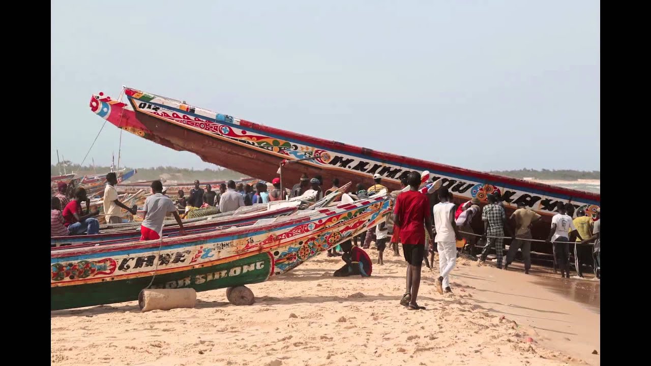 Sénégal, kayar mise hors d'eau d'une grande pirogue - YouTube