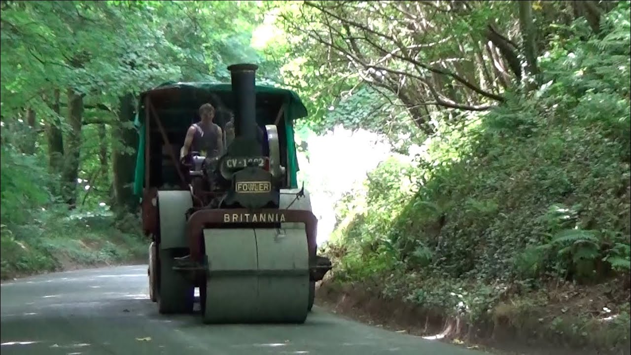 Fowler no. 18075 on the road to Boconnoc steam rally - YouTube