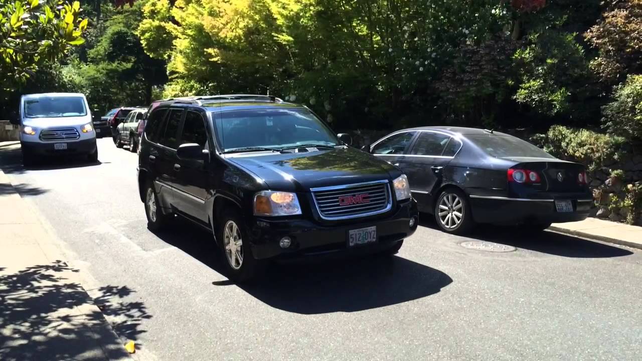 Hillary Clinton's motorcade arrives at Dunthorpe neighborhood - YouTube
