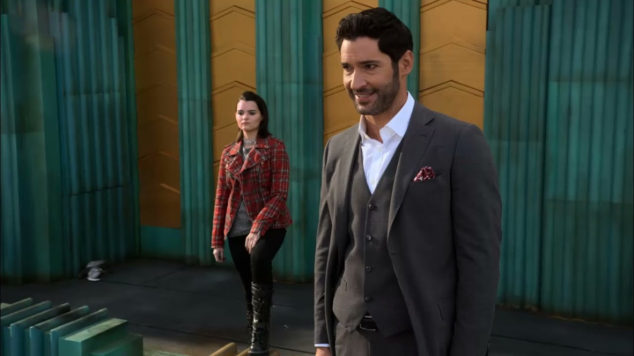 Lucifer (serie) blooper - Dead pigeon on skyscraper - YouTube