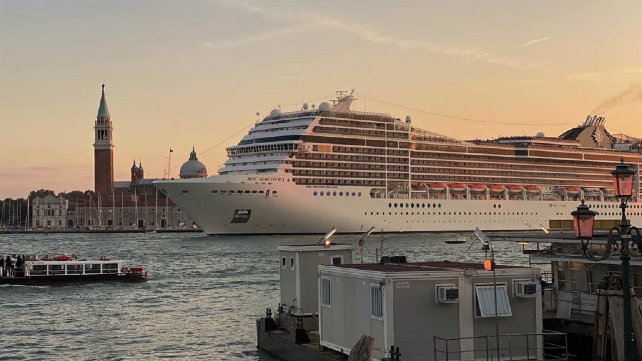 MSC Magnifica leaving Port of Venice 4K - YouTube