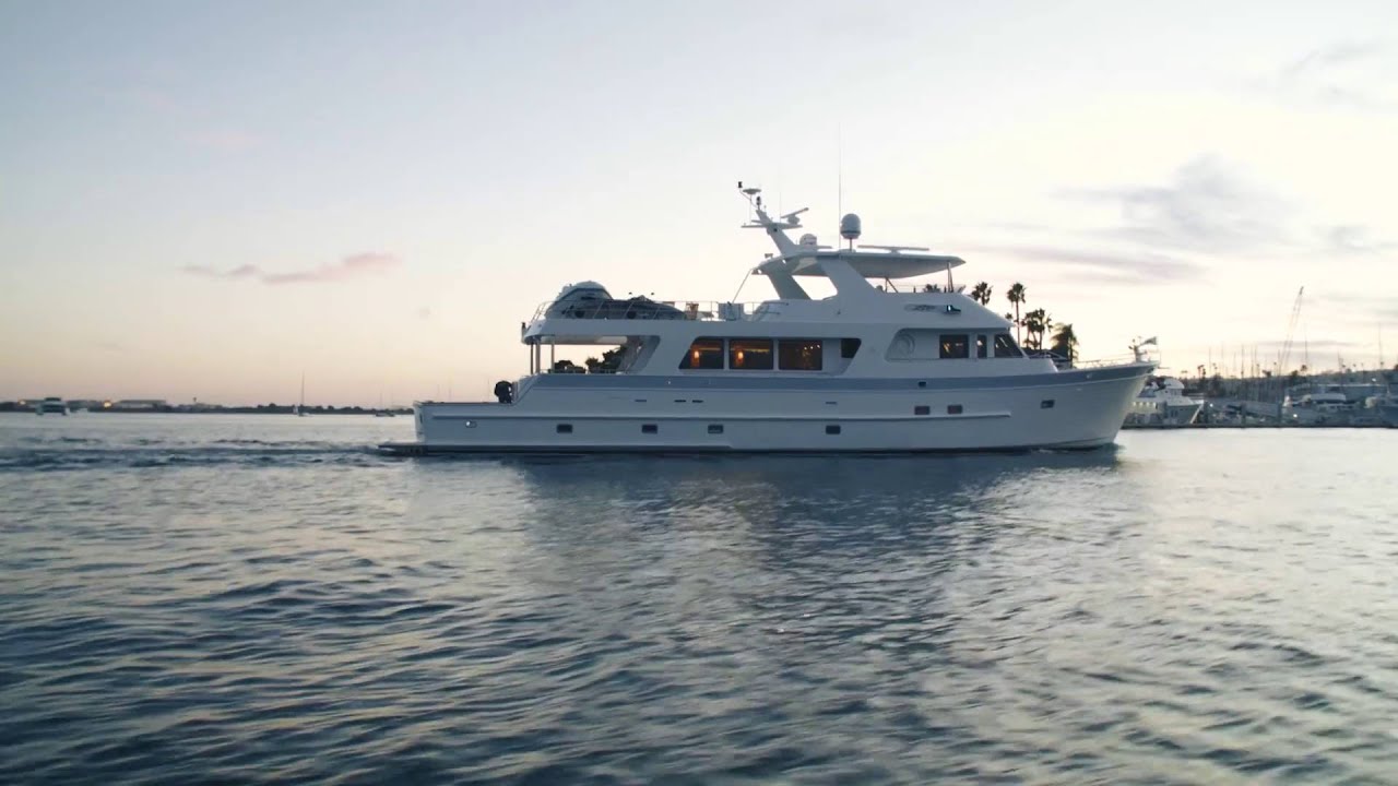Outer Reef 880 Cockpit Motoryacht - YouTube