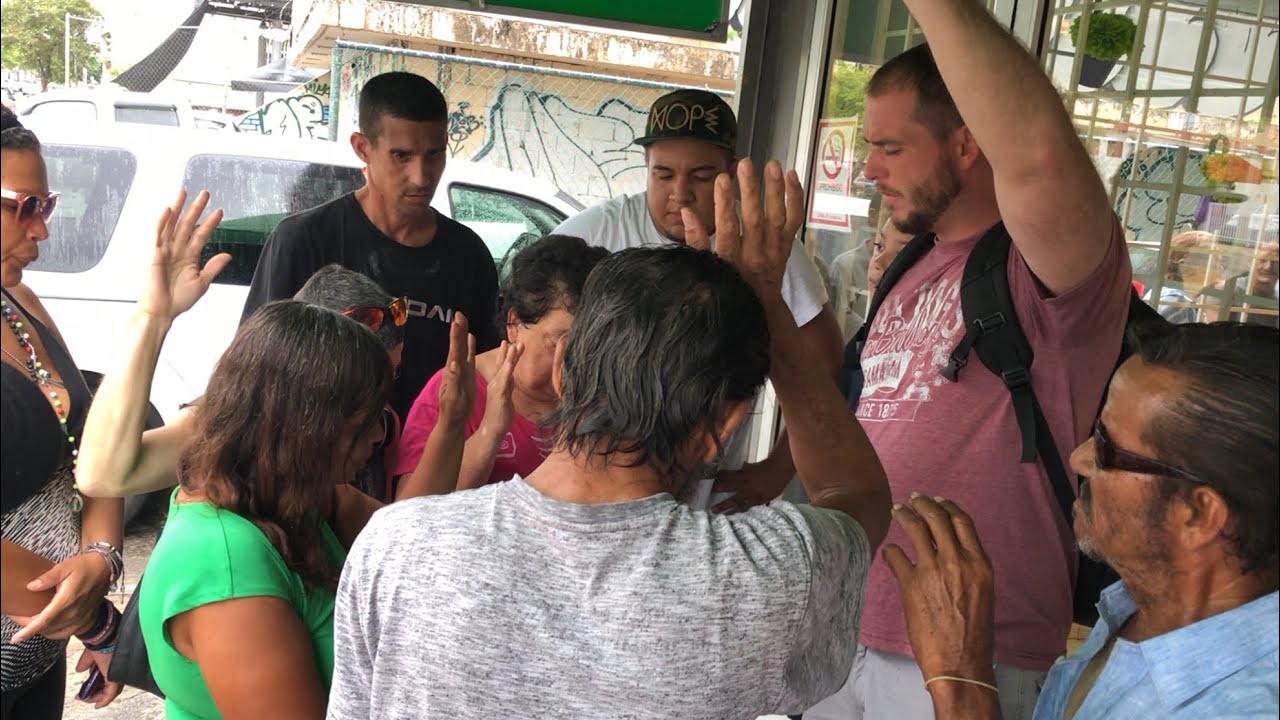 Homeless pray to follow Jesus in Puerto Rico - YouTube