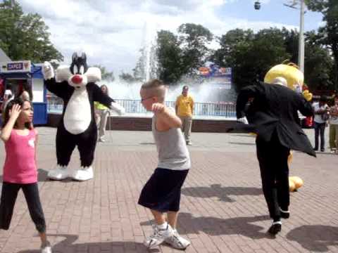 Mr Six dancing @ Six Flags - YouTube