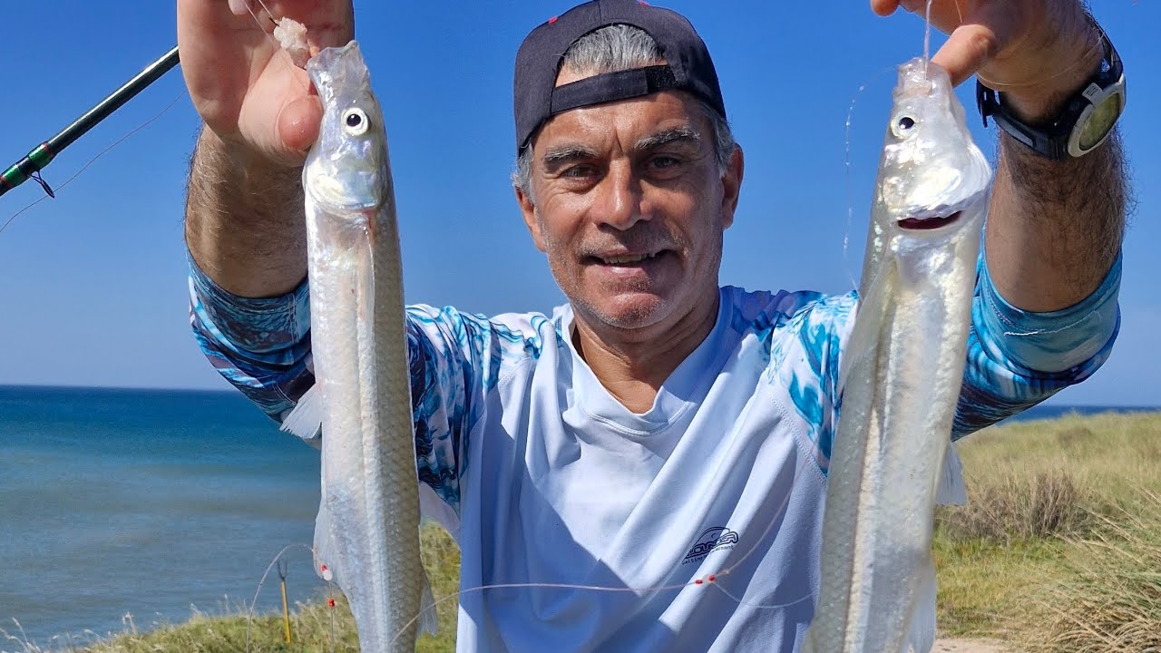 Grandes pejerreyes en las barrancas del Sur de Mar del Plata - YouTube