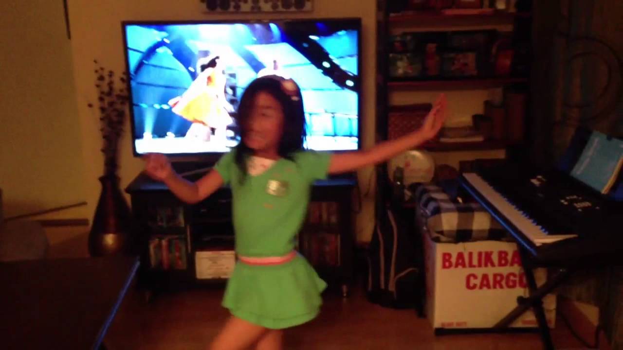 Yana's Dancing in front of the Tv - YouTube