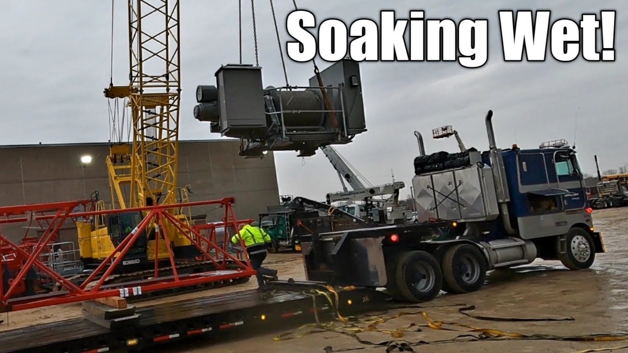 Big Crawler Crane Unloads Crane From Cabover - YouTube