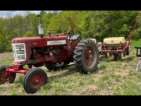 Farmall 450 & IH 56 planter - Planting Corn Like It's 1962! - YouTube