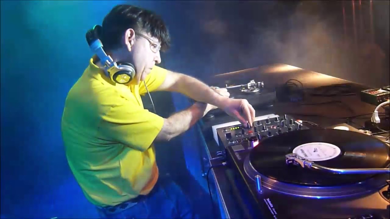 DJ GIGI DELLAVILLA BOLOGNA 13-4-2013 - YouTube