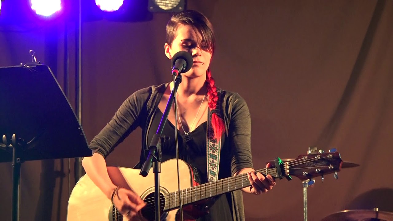 "Strawberry Wine" (cover) Daina Wilson - YouTube