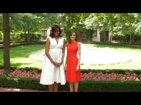 La Reina Letizia recibe en Zarzuela a Michelle Obama
