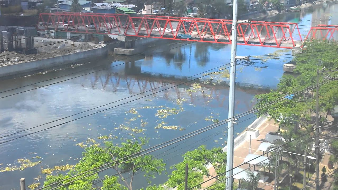Kids are swimming in dirty pasig river - YouTube