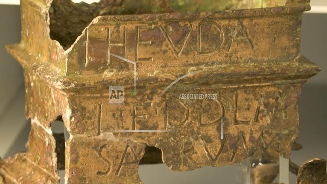 AI helps historians decipher ancient Roman texts - YouTube