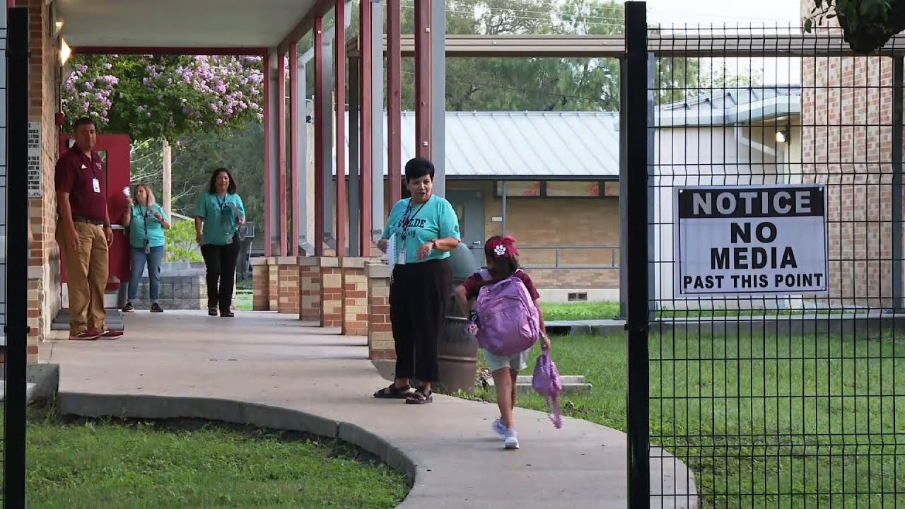 Fear, unfinished security as Uvalde schools reopen - YouTube