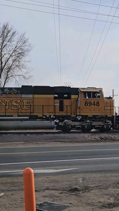 BNSF #8948 H2 SD70MAC Heading into Fort Carson, Colorado, to be Repaired! - YouTube