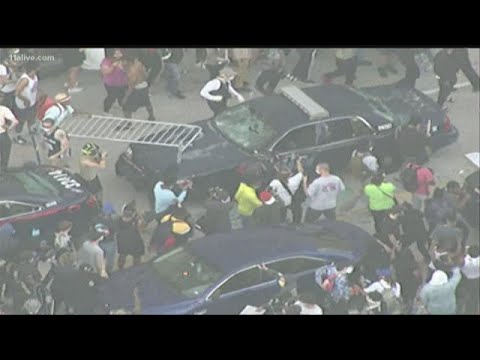 Protesters smash windows of Atlanta Police cars - YouTube