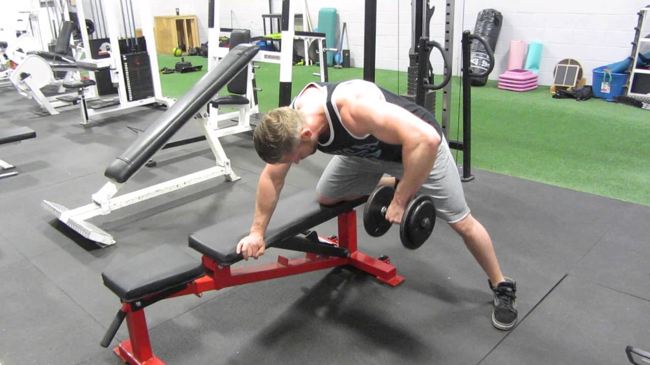 One arm dumbell row, elbow out - YouTube