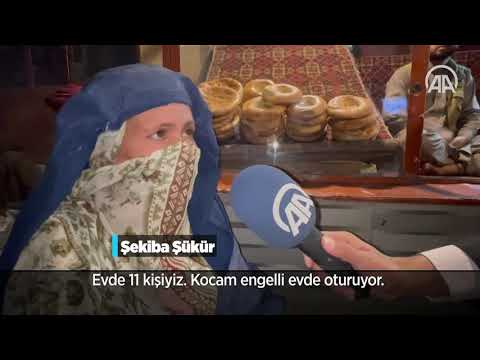 Afganistan'da yoksul halk fırınların önünde bekliyor