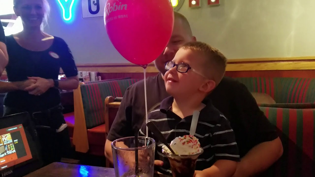 4th birthday at Red Robin... yum - YouTube