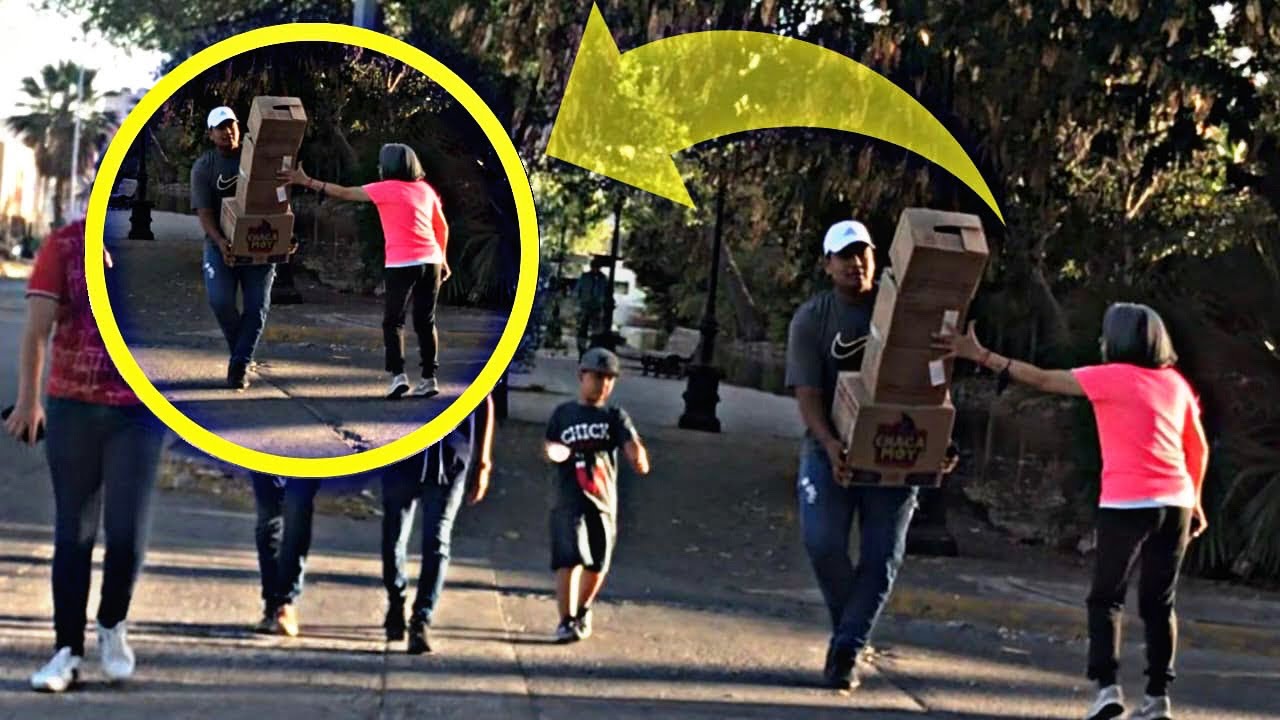 BROMA DE LAS CAJAS CALLENDO//BROMAS EN LAS CALLES - YouTube