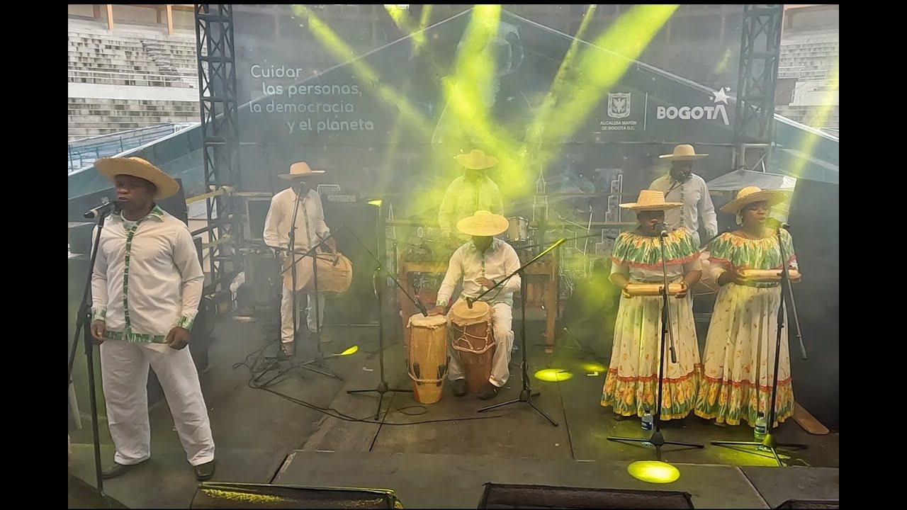 MI TRAJINAR - AGRUPACIÓN RAÍCES TUMAQUEÑAS - PLAZA SANTA MARÍA - YouTube