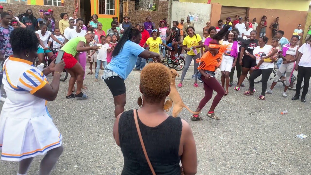 Fun at The ArtWalk in Rae Town #SeanFlava - YouTube