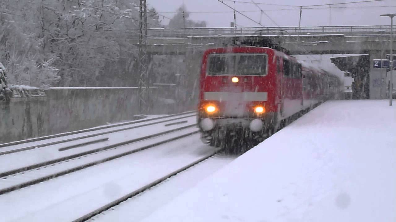 Two German Regional-Bahn trains in the snow - YouTube