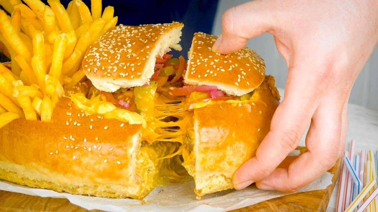 Este combo de fast-food no pão é exatamente o que você está procurando ...