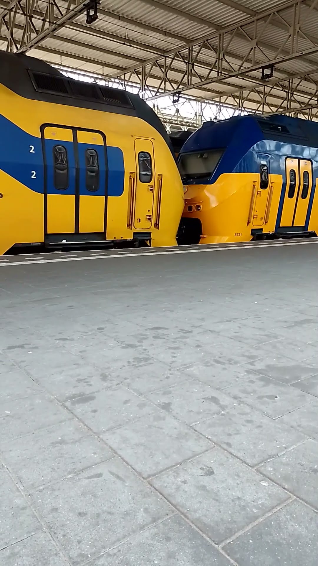 VIRM+NS Flow vertrekt avn Eindhoven Centraal - YouTube