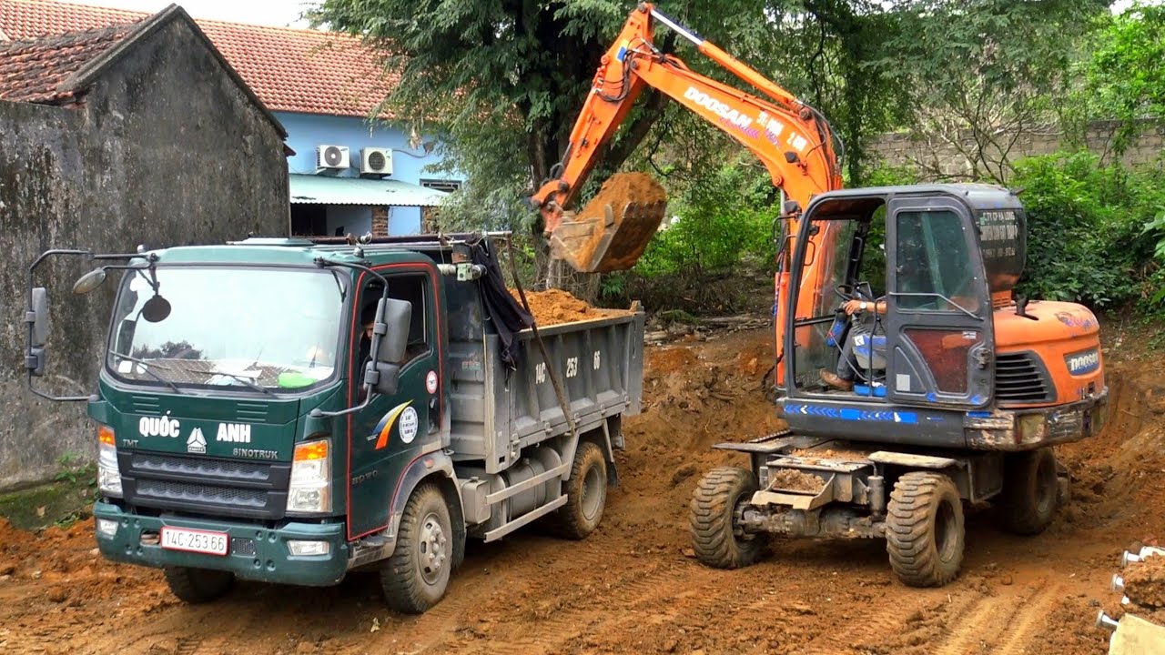 Máy Xúc Đào Doosan Dx55W Múc Đất Lên Xe Ô Tô Tải Ben Howo TMT ...