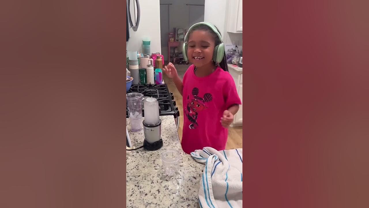 Scarlett making a “icee” - YouTube