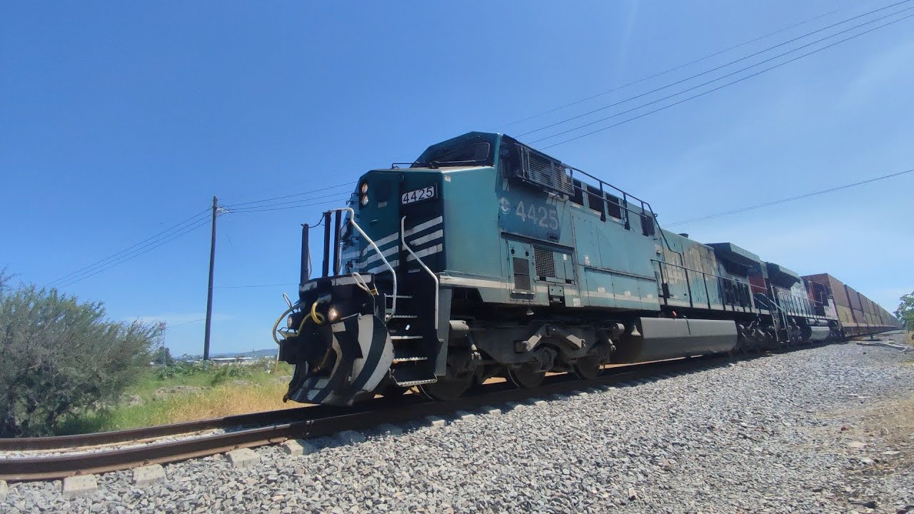 FSRR 4425 Liderando "EL TREN MÁS IMPORTANTE DE MÉXICO" IMXMZ pasando el Castillo - YouTube