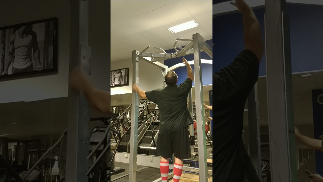 Hanging One hand. 25 seconds per hand. Stretch and grippstrength - YouTube